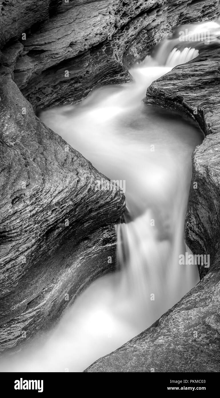 Rock Gully Contrasts, Trebarwith Strand, Cornwall Stock Photo - Alamy