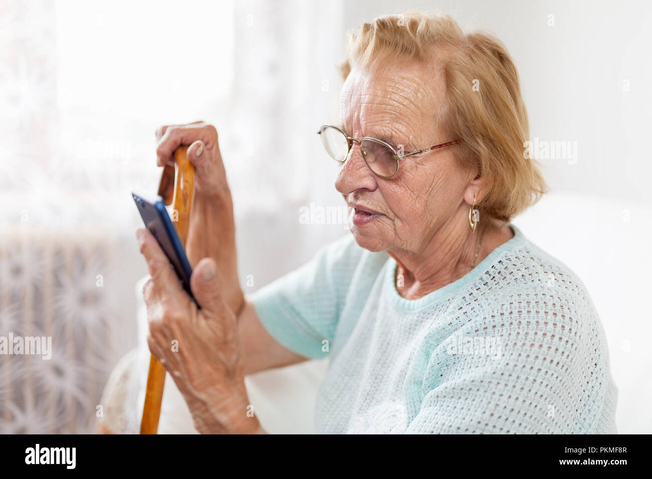 Old lady using a mobile phone hi-res stock photography and images - Alamy