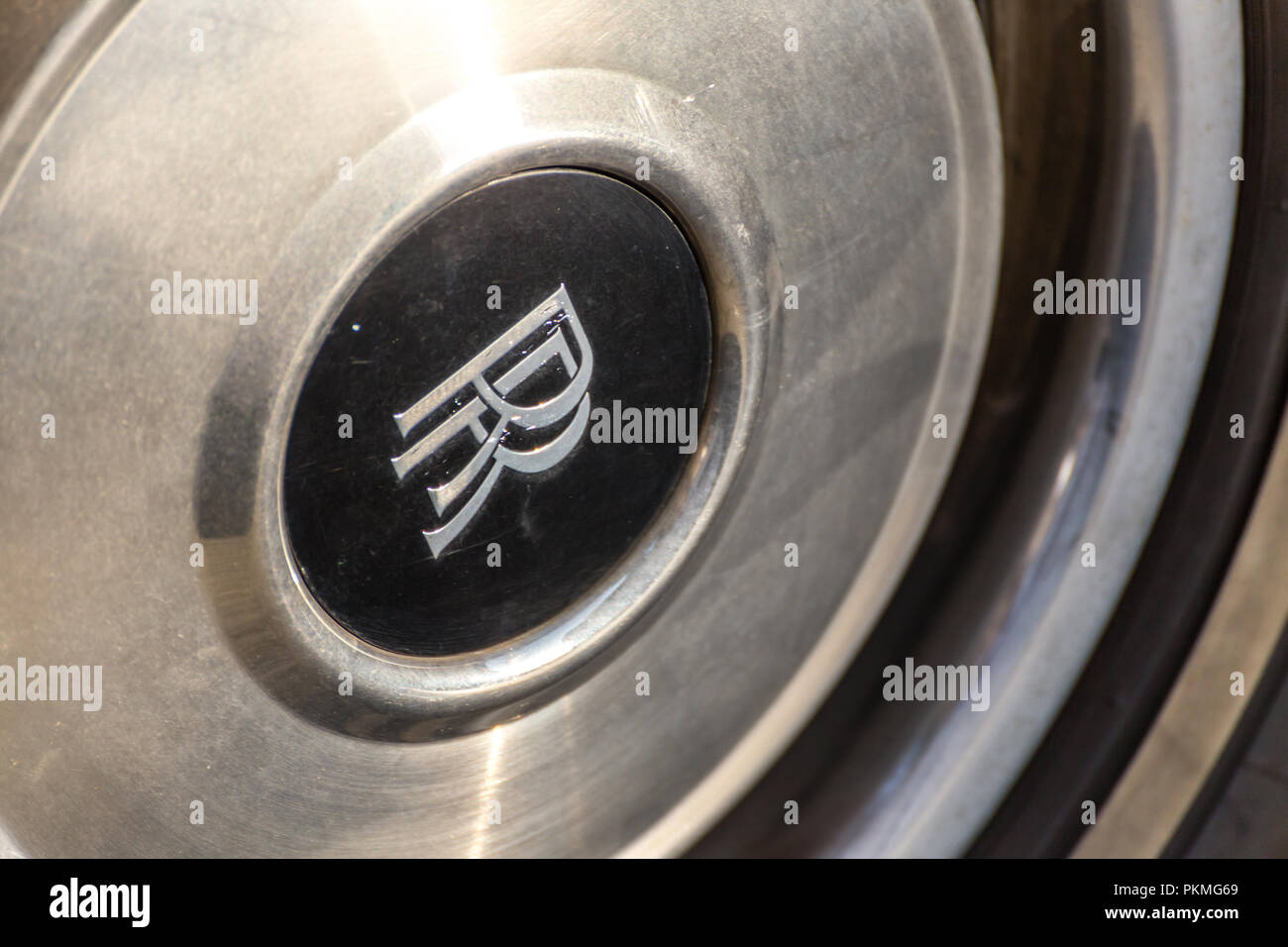 Rolls royce wheel emblem hi-res stock photography and images - Alamy