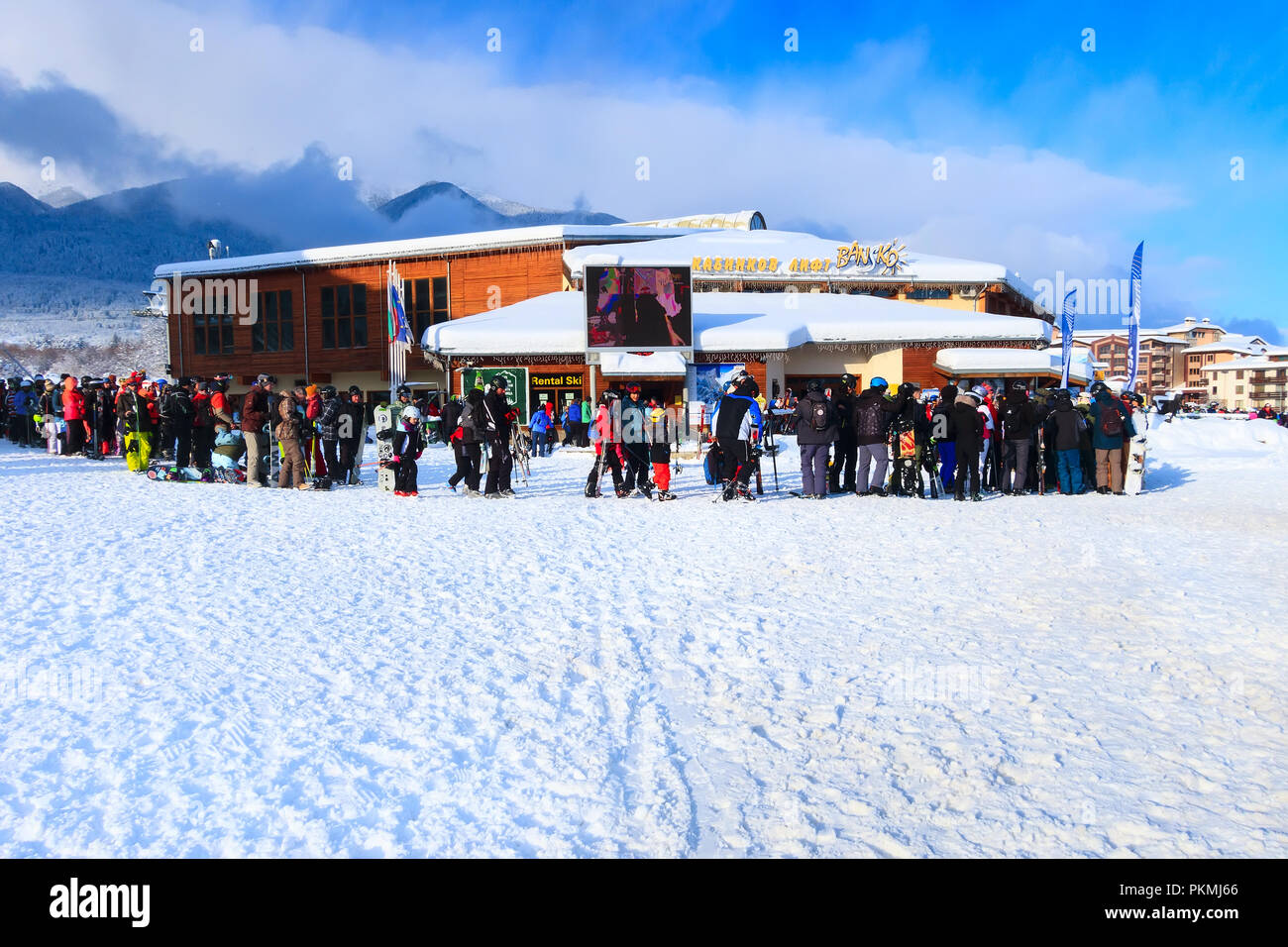 Lift queue hi-res stock photography and images - Alamy