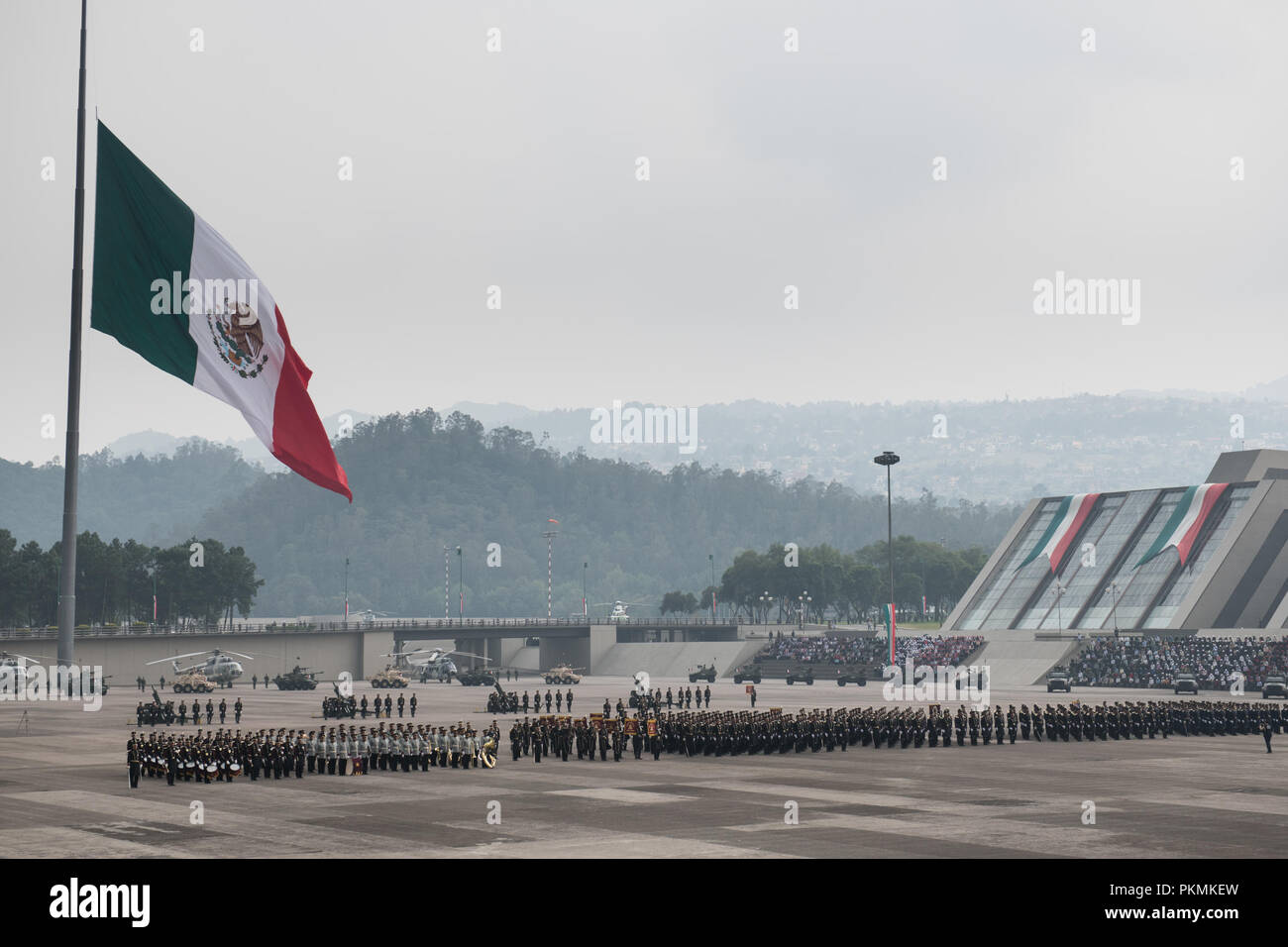 Mexico City, Mexico. 13th Sep, 2018. A large Mexican Flag flaps in the ...
