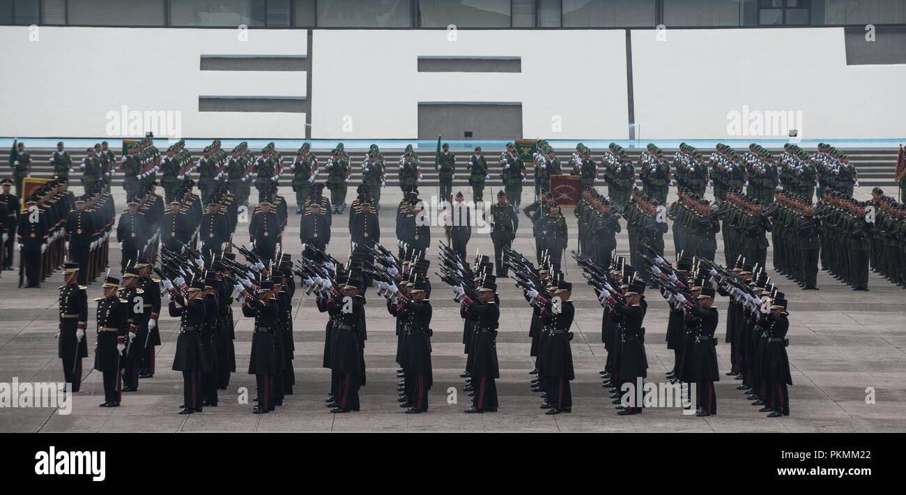 Mexico City, Mexico. 13th Sep, 2018. Mexican Military Cadets fire a ...