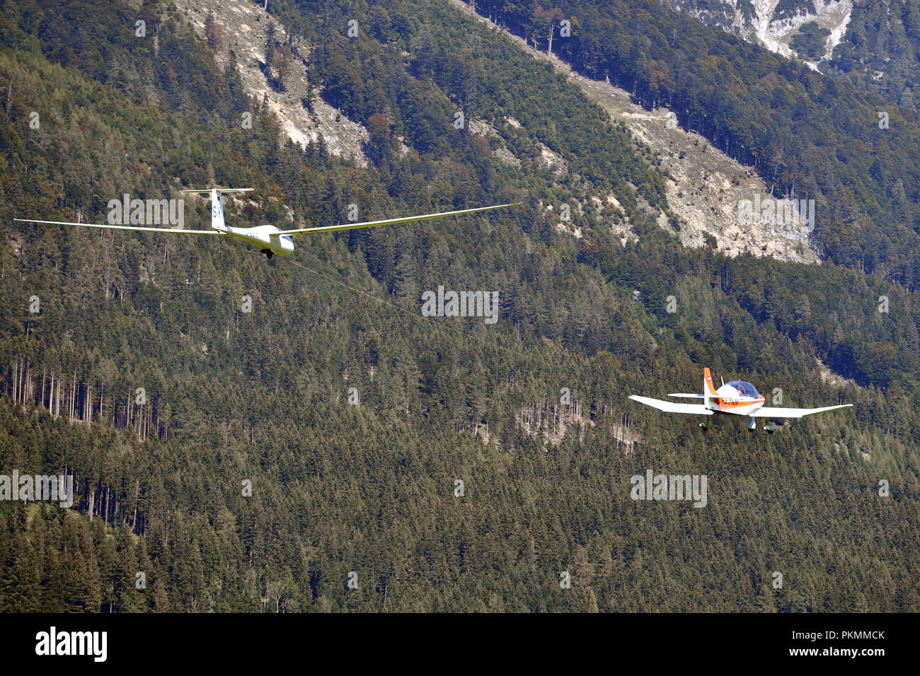 Randmotiv, Feature: a powered airplane pulls a glider in tow, launches ...