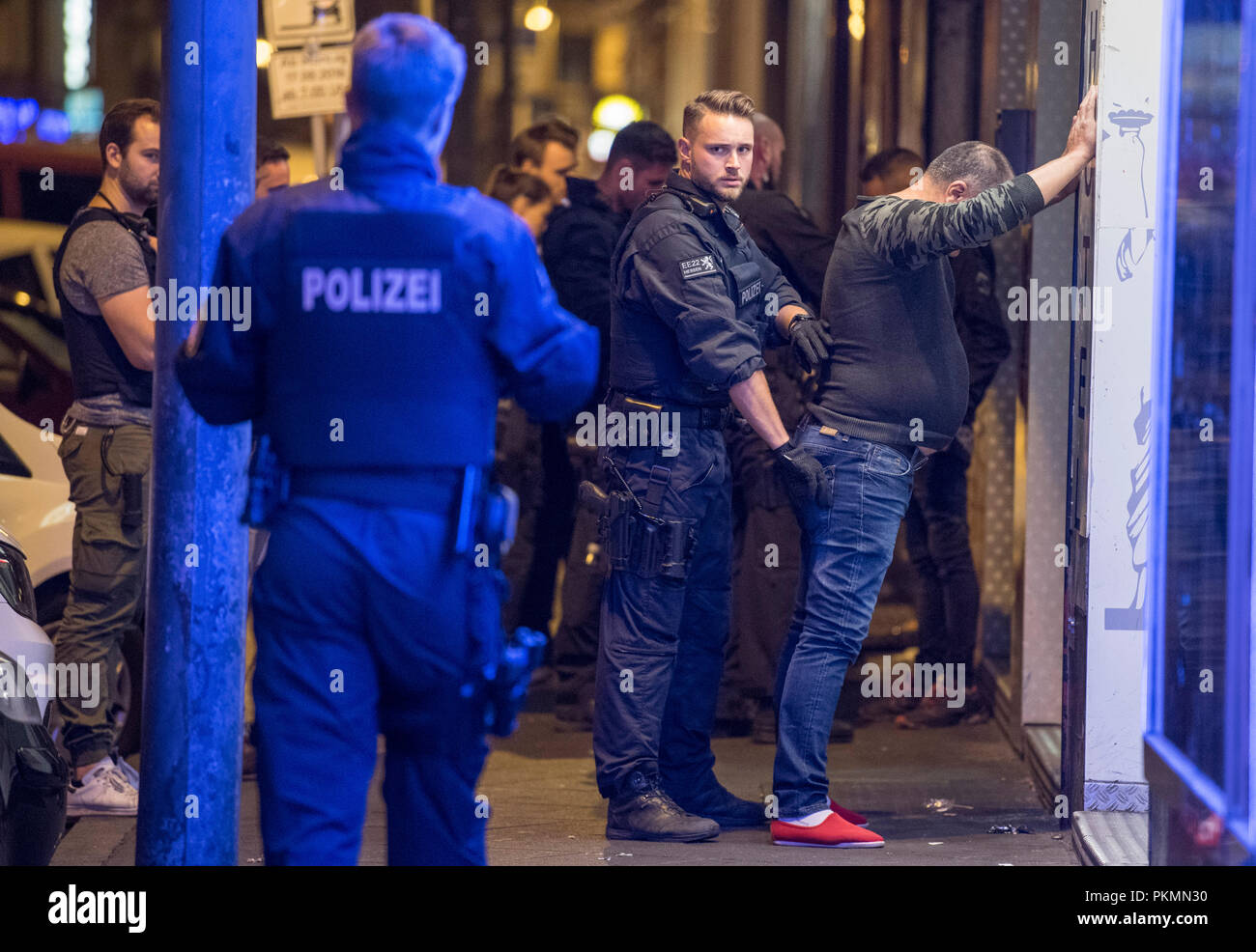 Police crime raid suspects officers drugs hi-res stock photography and ...