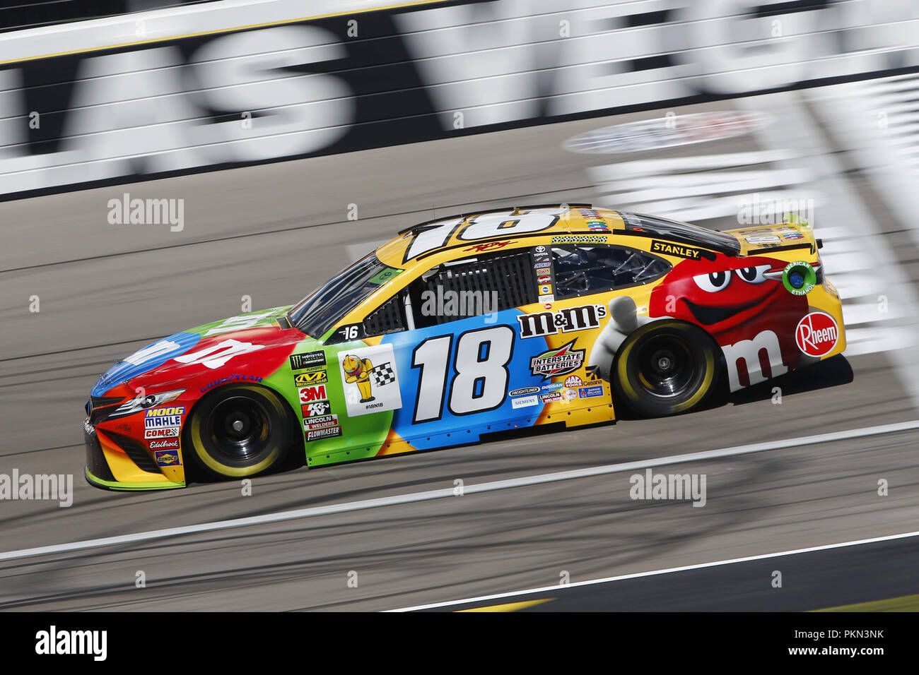 Las Vegas, Nevada, USA. 14th Sep, 2018. Kyle Busch (18) brings his race ...