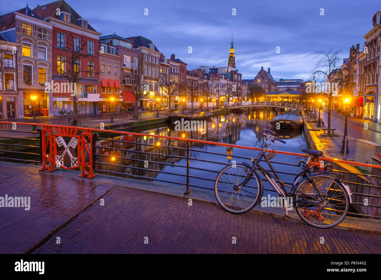 Night view Leiden city center with canal, bridge, bicycles. Street ...