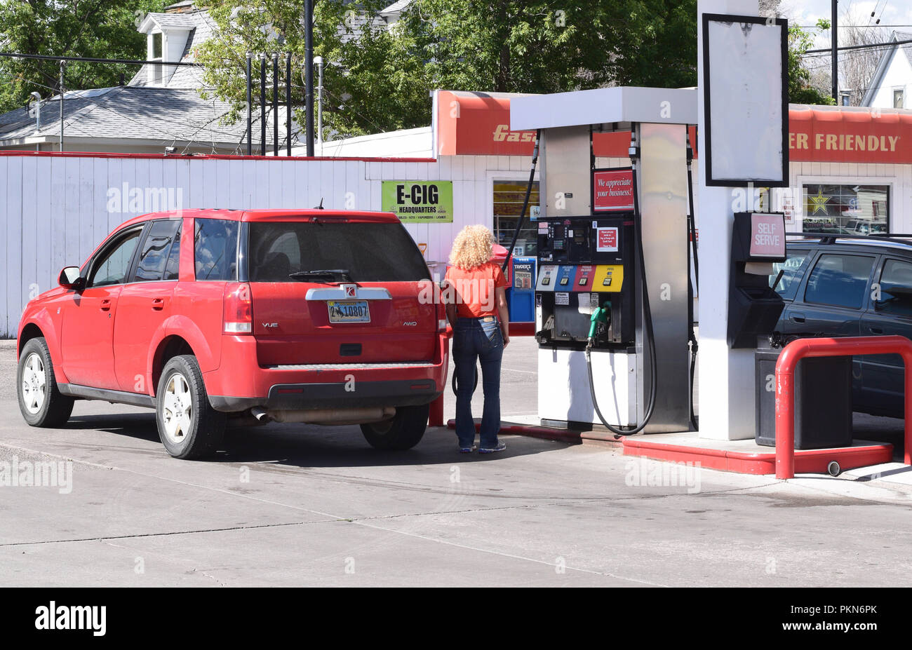 Female pumping gas hi-res stock photography and images - Alamy
