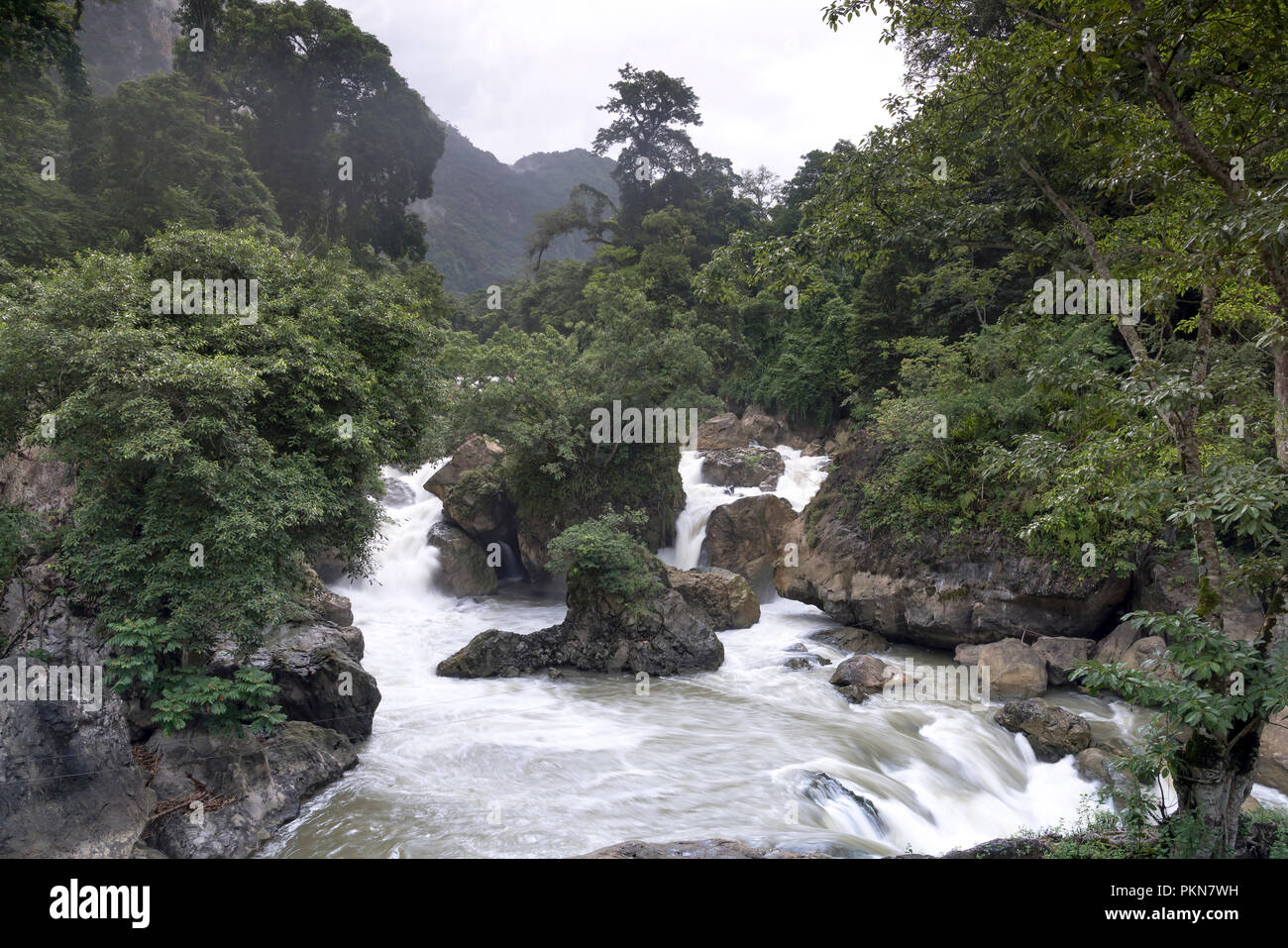 Tourists to admire the majestic beauty of Dau Dang waterfall in Bac Kan ...