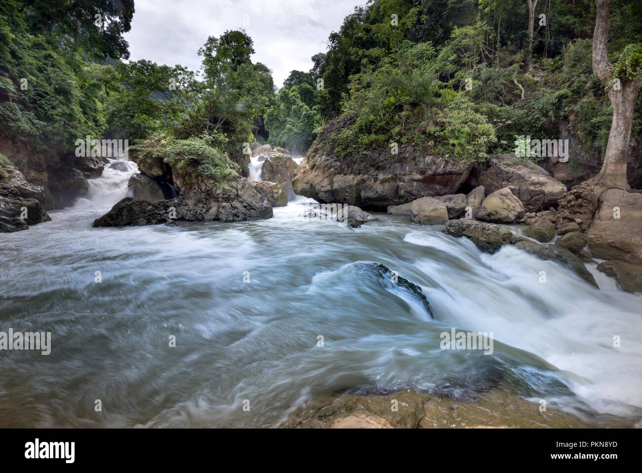 Tourists to admire the majestic beauty of Dau Dang waterfall in Bac Kan ...