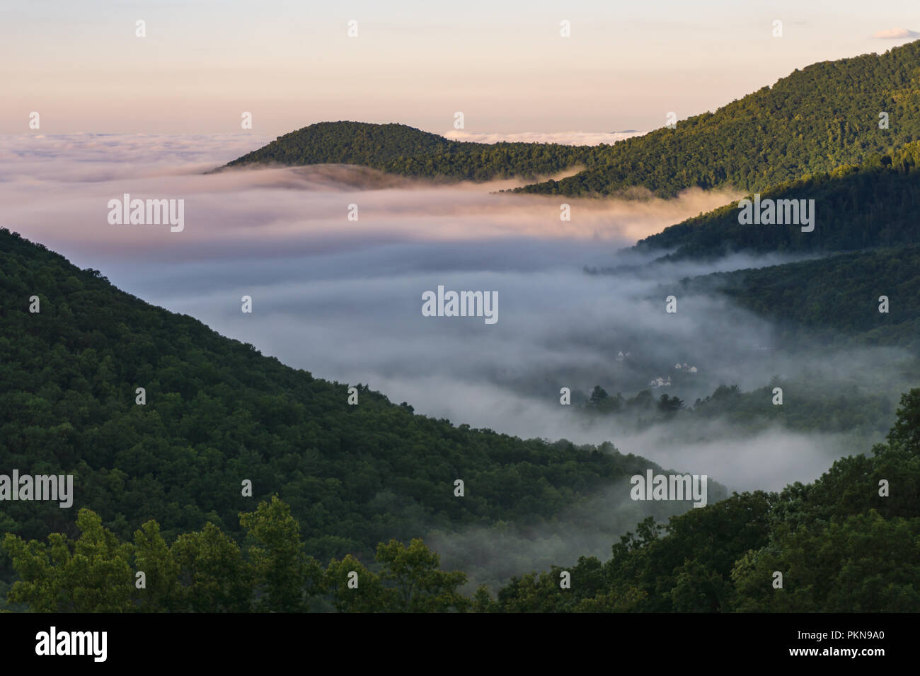 Foggy sunrise in the Blue ridge mountains Stock Photo - Alamy
