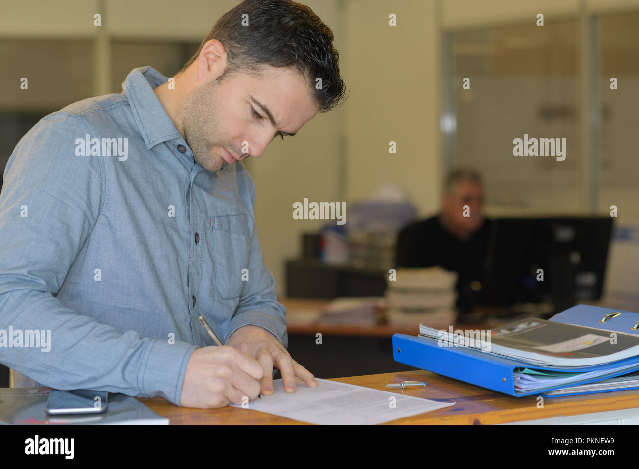 man filling up form Stock Photo - Alamy