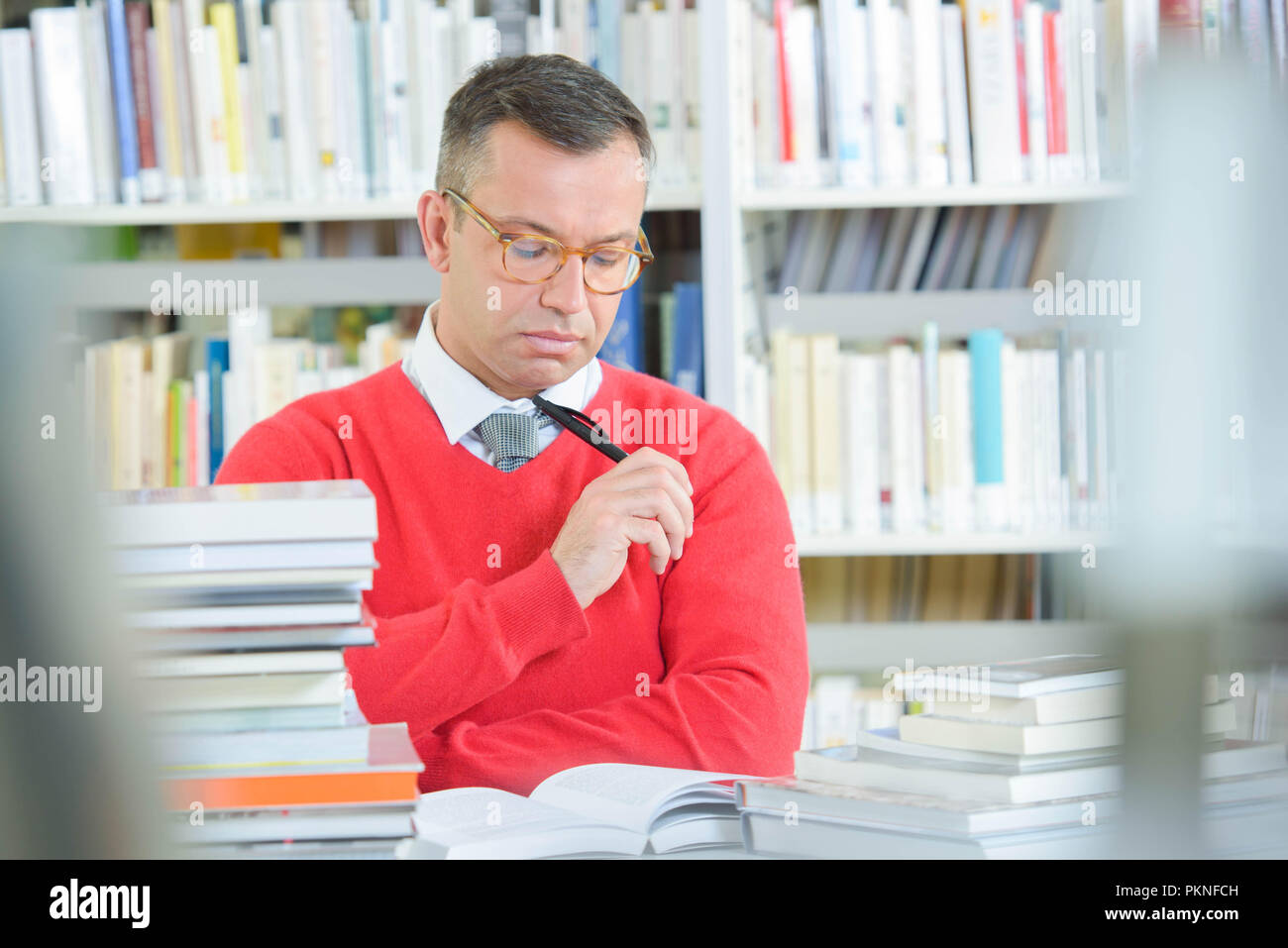 man reading a book Stock Photo - Alamy
