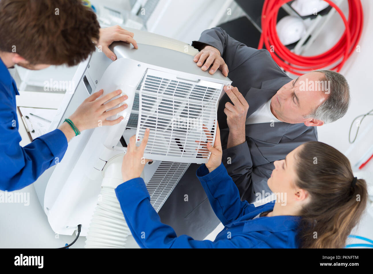 students learn air conditioning repair from an experienced instructor Stock Photo - Alamy