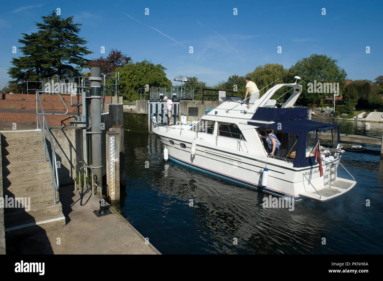 Runnymede thames hi-res stock photography and images - Alamy