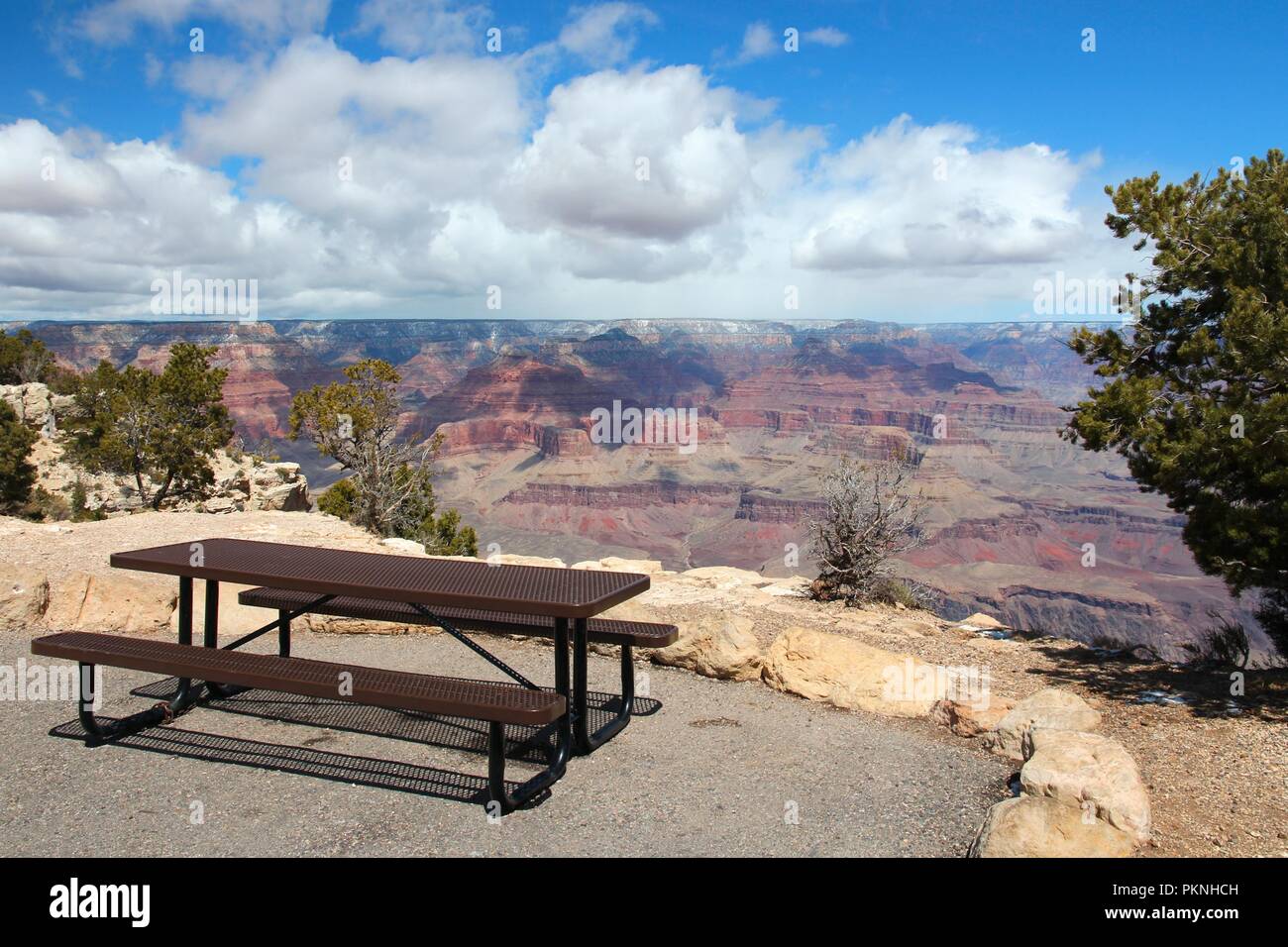 Bench at mountain overlook hi-res stock photography and images - Alamy