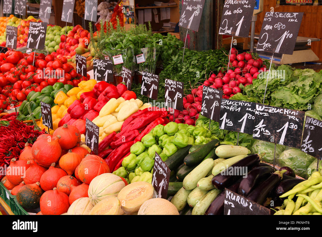 Vegetable stand with pumpkins hi-res stock photography and images - Alamy