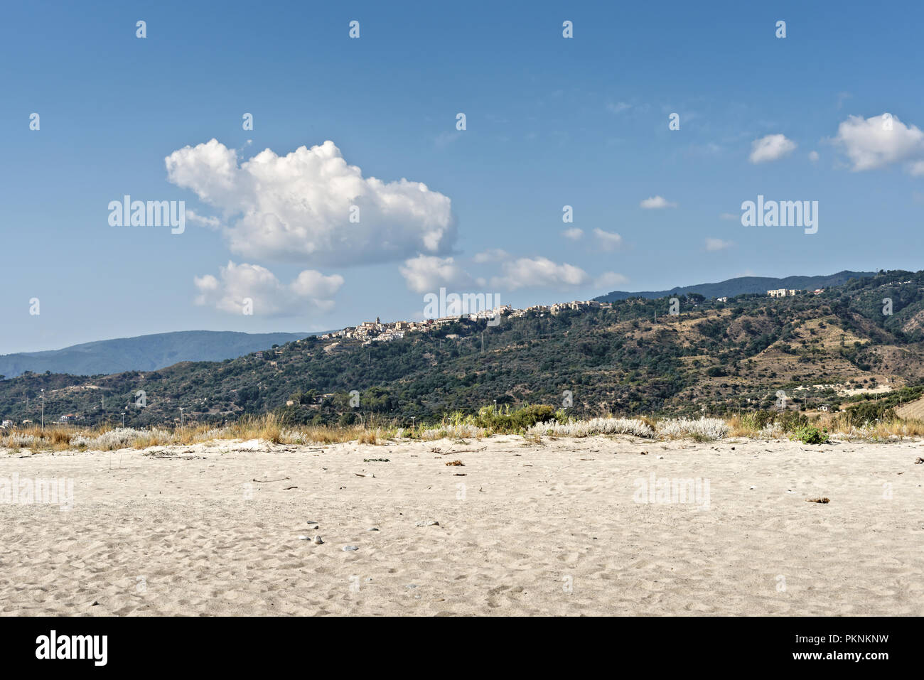 Italia Calabria Mare spiaggia libera con vista panoramica delle colline ...