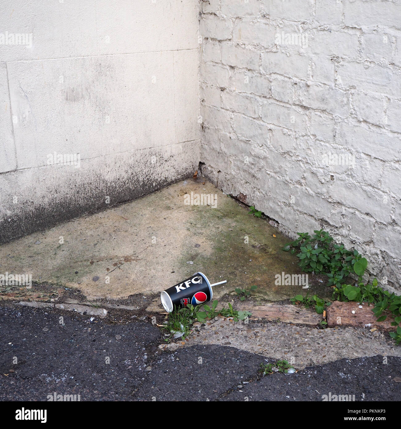 Litter & rubbish left on the street Stock Photo - Alamy
