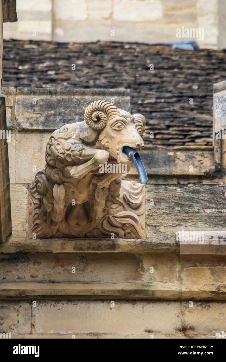 Gargoyle sculpture hi-res stock photography and images - Alamy
