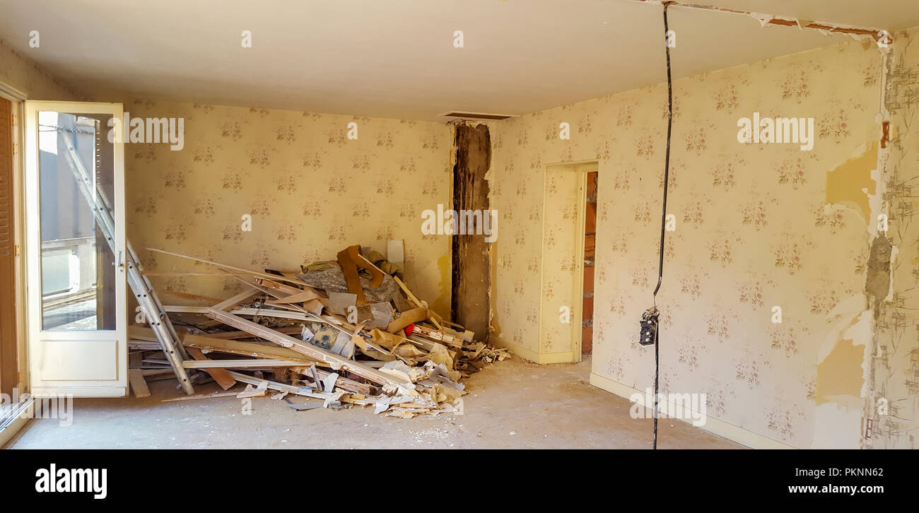 House demolition hi-res stock photography and images - Alamy