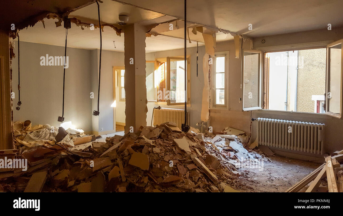 House demolition hi-res stock photography and images - Alamy