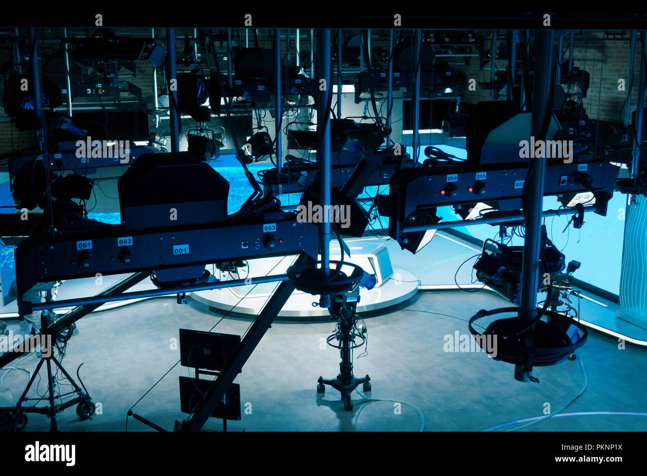 News studio hi-res stock photography and images - Alamy