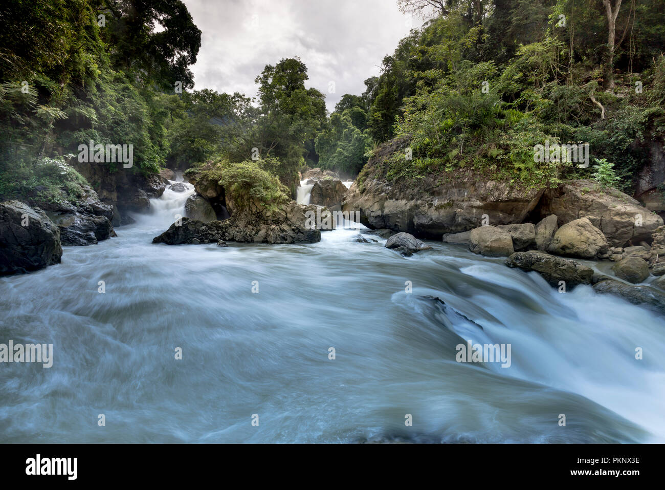 Admire the majestic beauty of Dau Dang waterfall in Bac Kan province ...