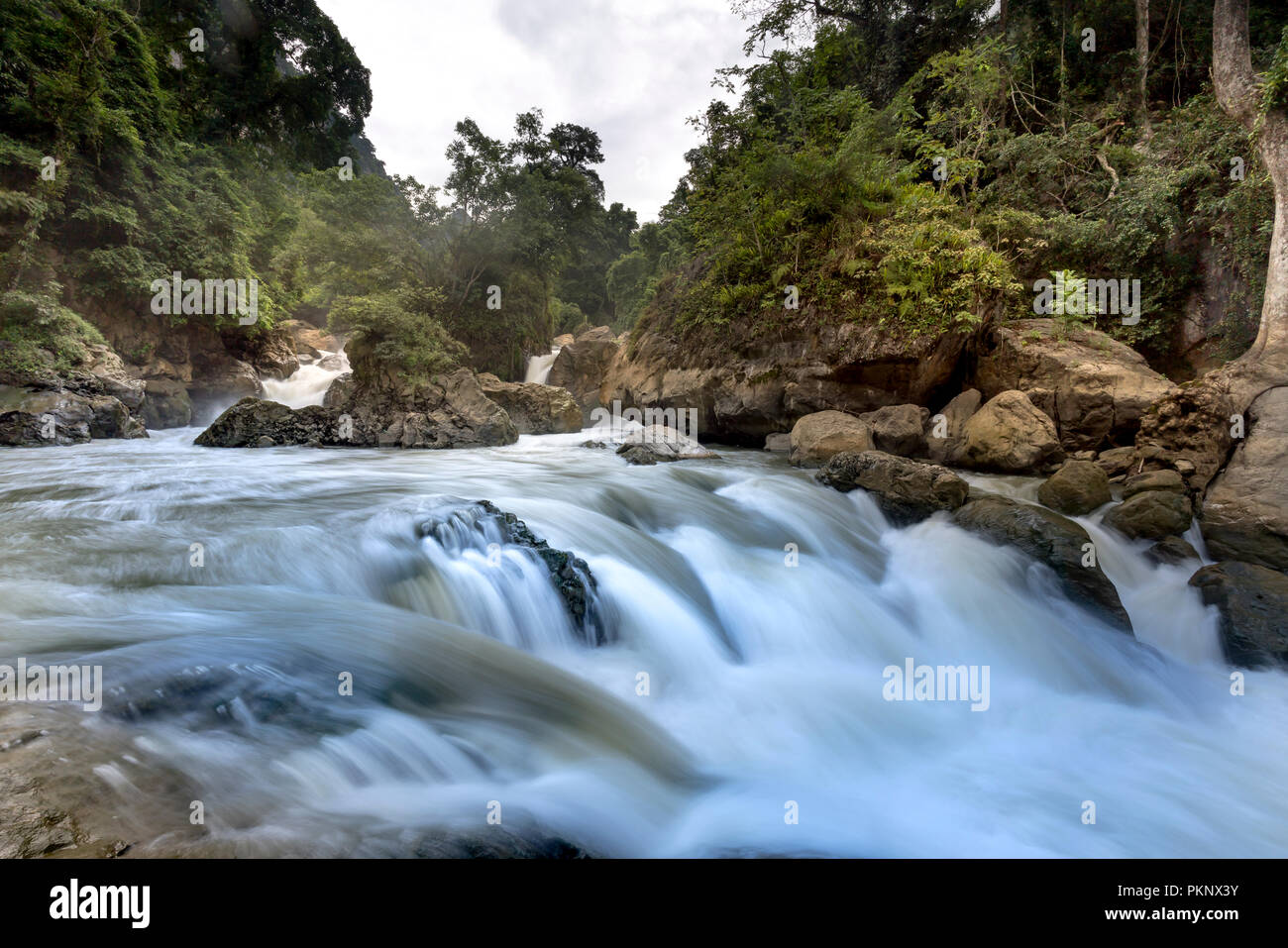 Admire the majestic beauty of Dau Dang waterfall in Bac Kan province ...