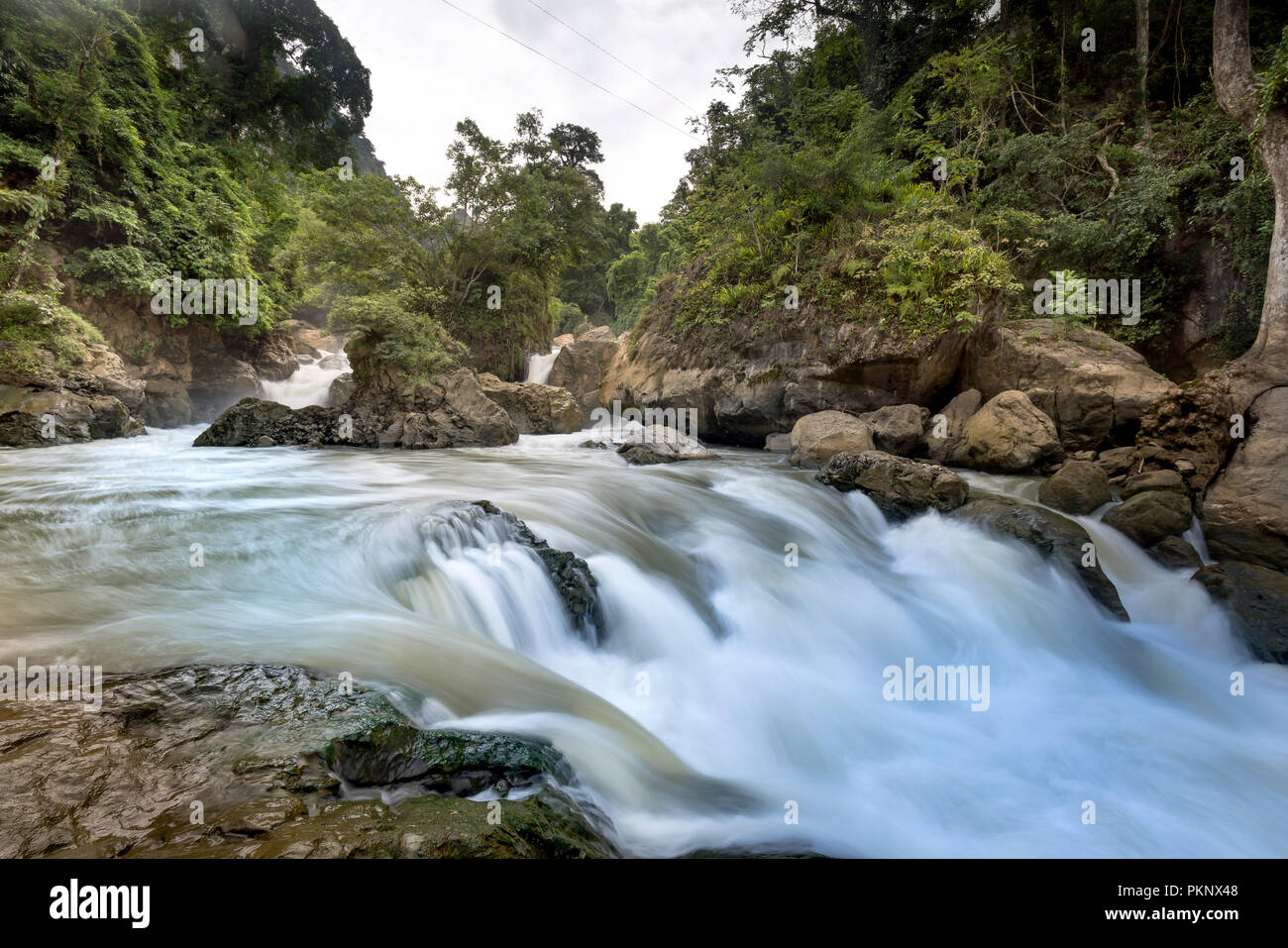 Admire the majestic beauty of Dau Dang waterfall in Bac Kan province ...