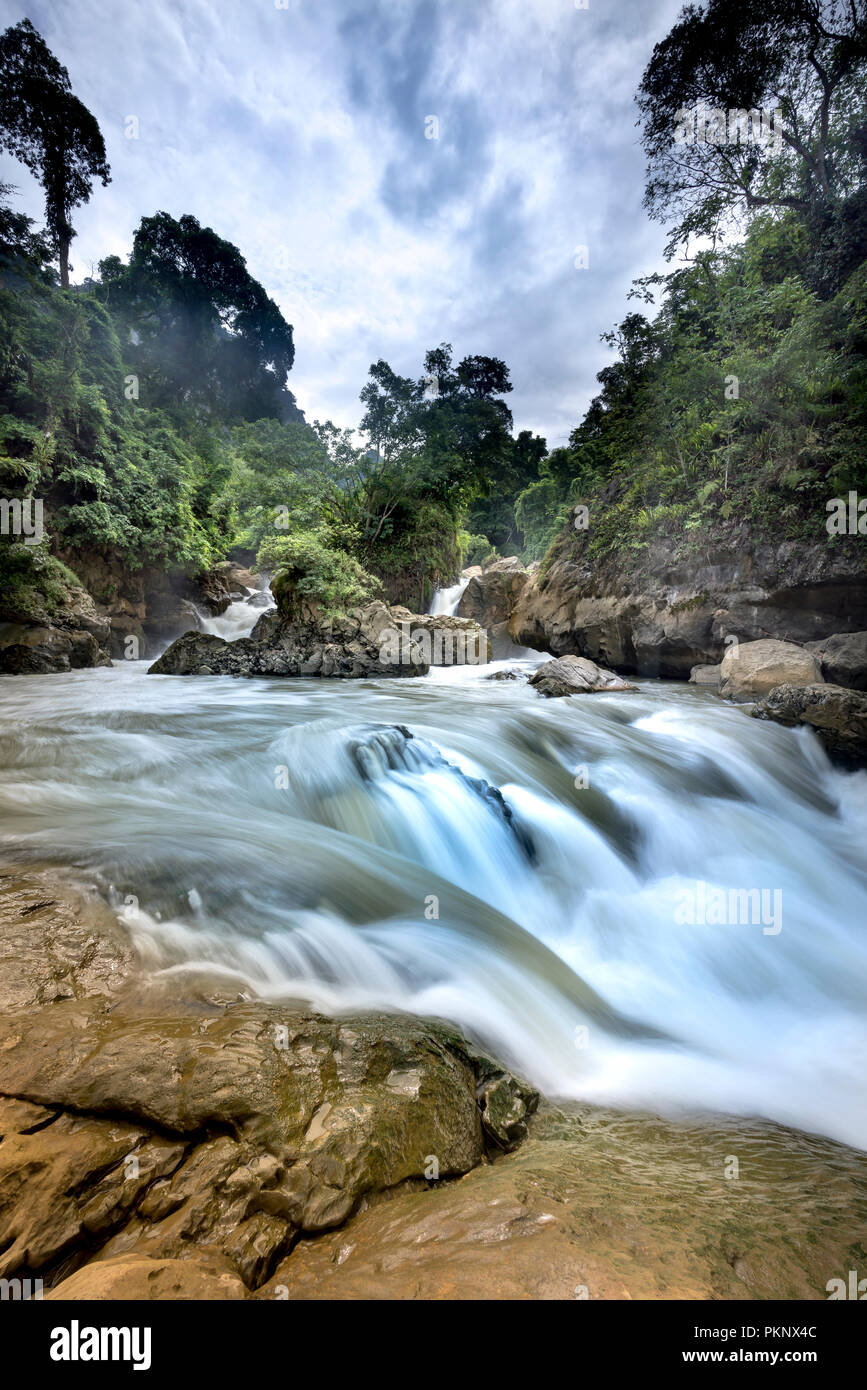Admire the majestic beauty of Dau Dang waterfall in Bac Kan province ...
