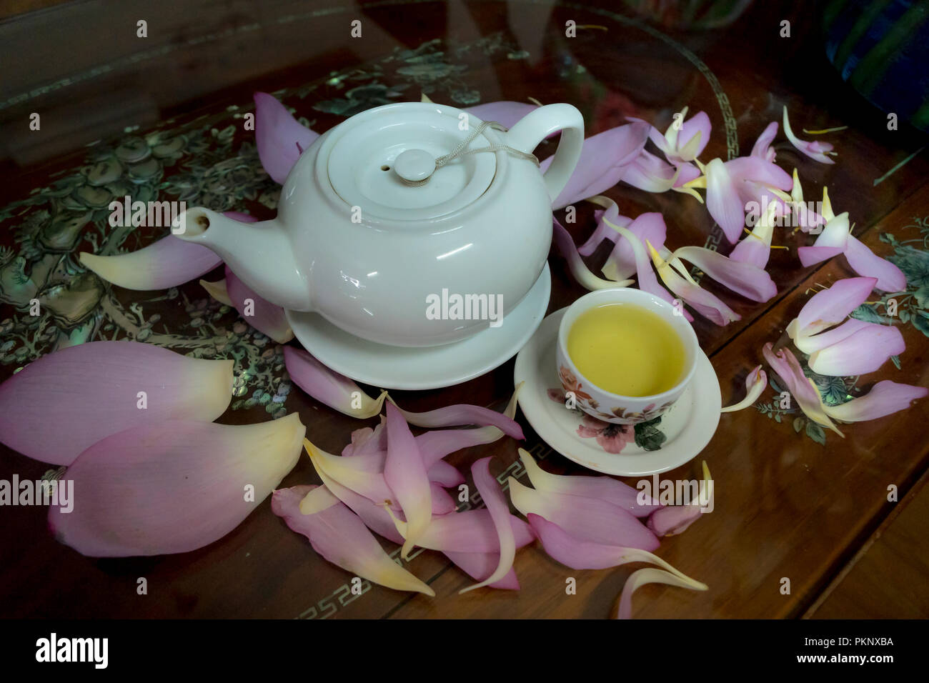 White lotus tea hi-res stock photography and images - Alamy