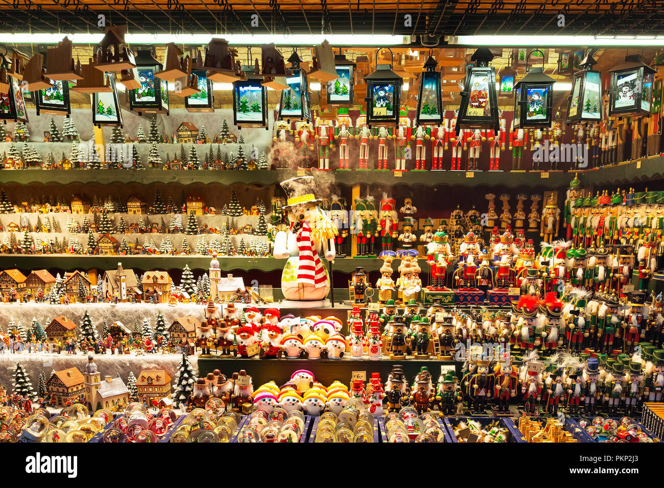 Christmas market stall with gifts and souvenirs for sale Stock Photo ...