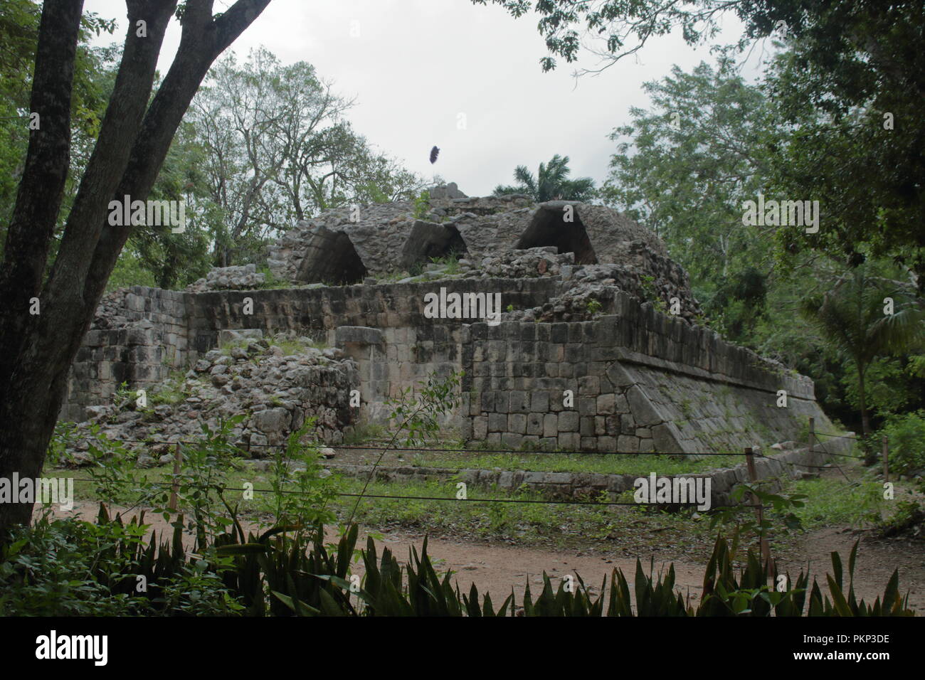 Chichén Itzá archaeological site with its splendid structures Stock ...