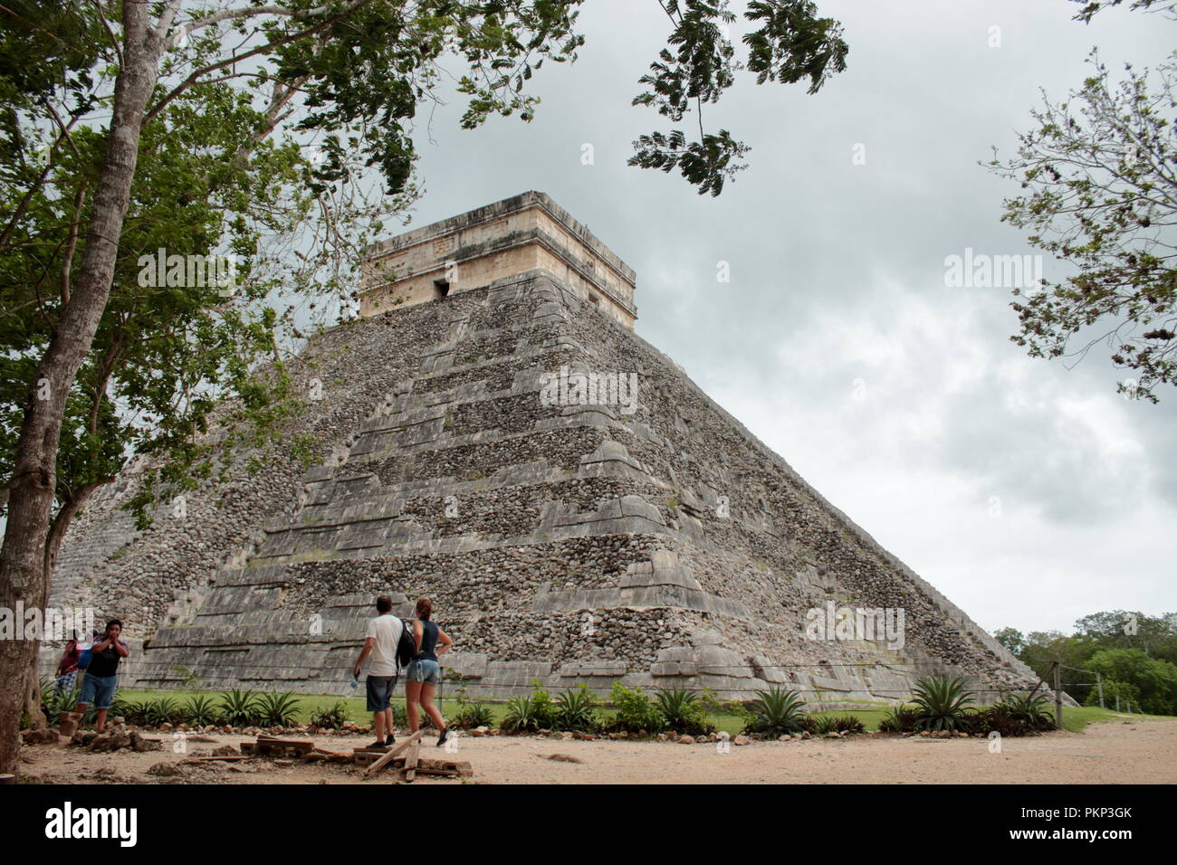 Chichén Itzá archaeological site with its splendid structures Stock ...