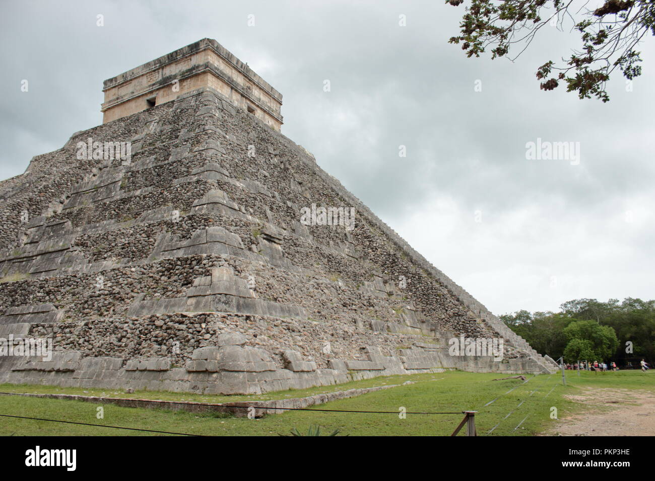 Chichén Itzá archaeological site with its splendid structures Stock ...