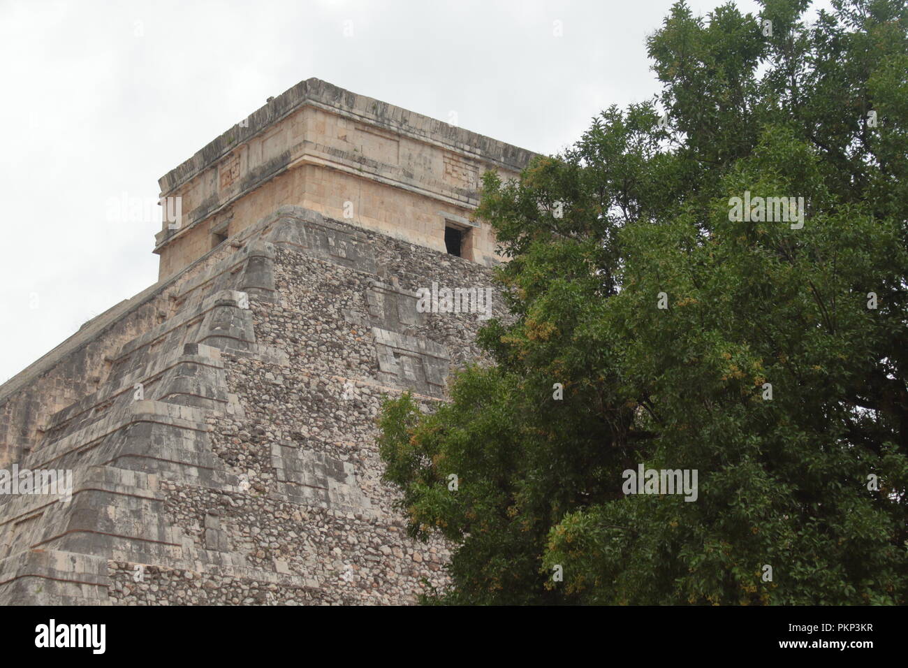 Chichén Itzá archaeological site with its splendid structures Stock ...