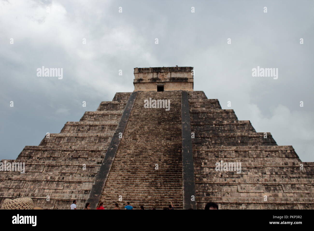Chichén Itzá archaeological site with its splendid structures Stock ...