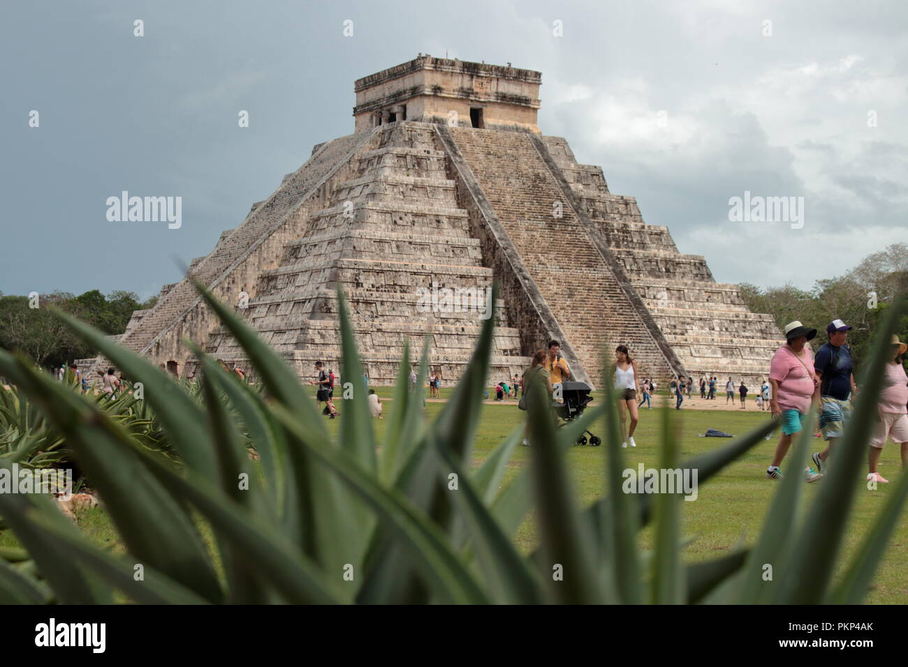 Chichén Itzá archaeological site with its splendid structures Stock ...