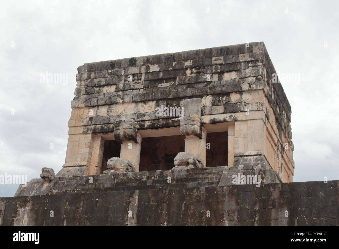 Chichén Itzá archaeological site with its splendid structures Stock ...