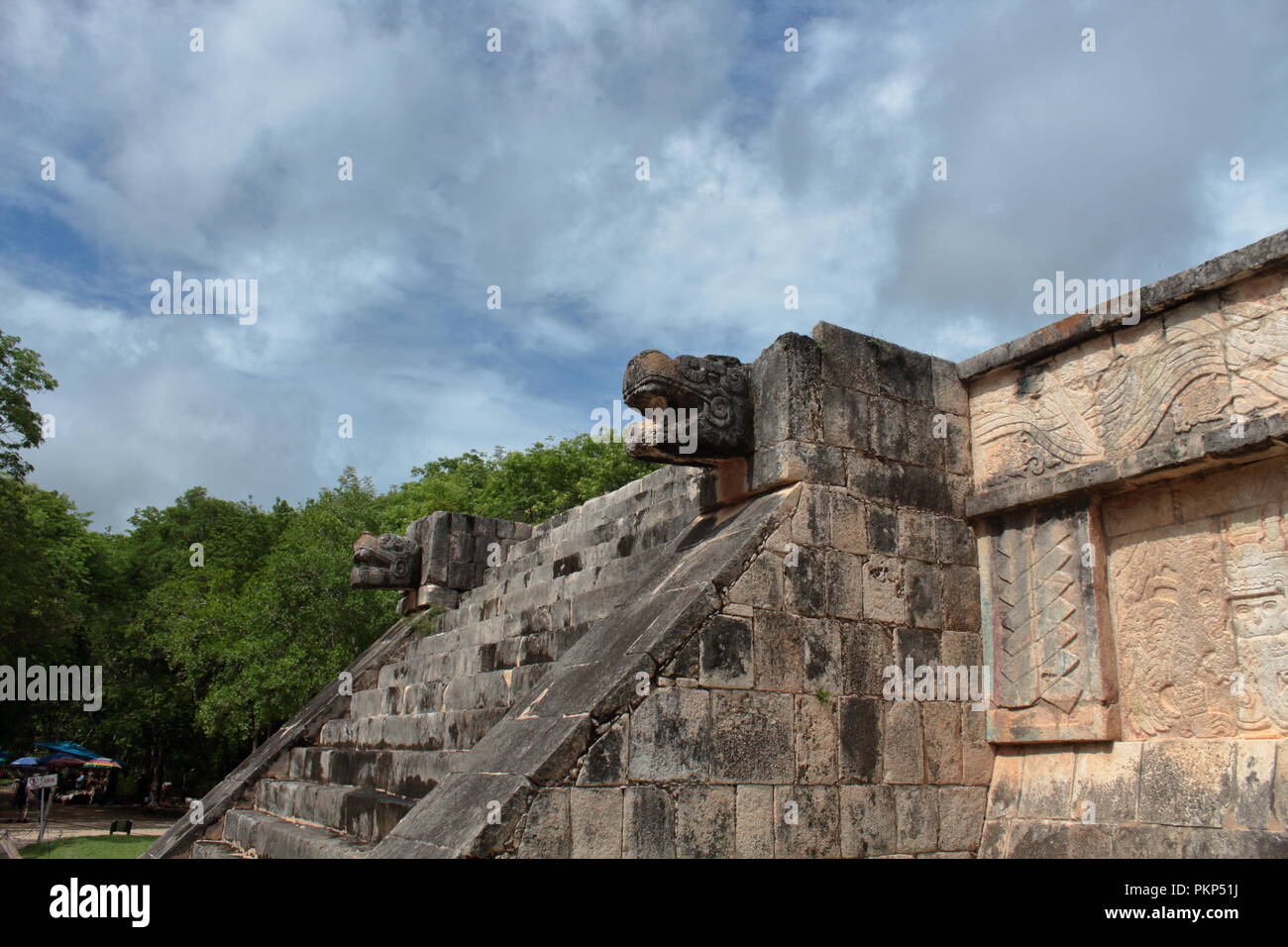 Chichén Itzá archaeological site with its splendid structures Stock ...