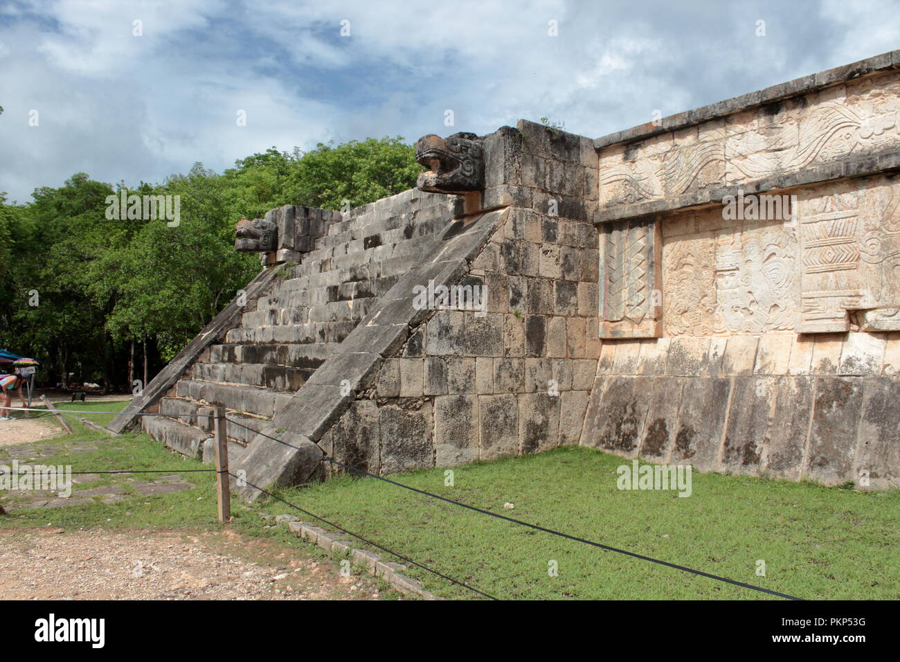 Chichén Itzá archaeological site with its splendid structures Stock ...