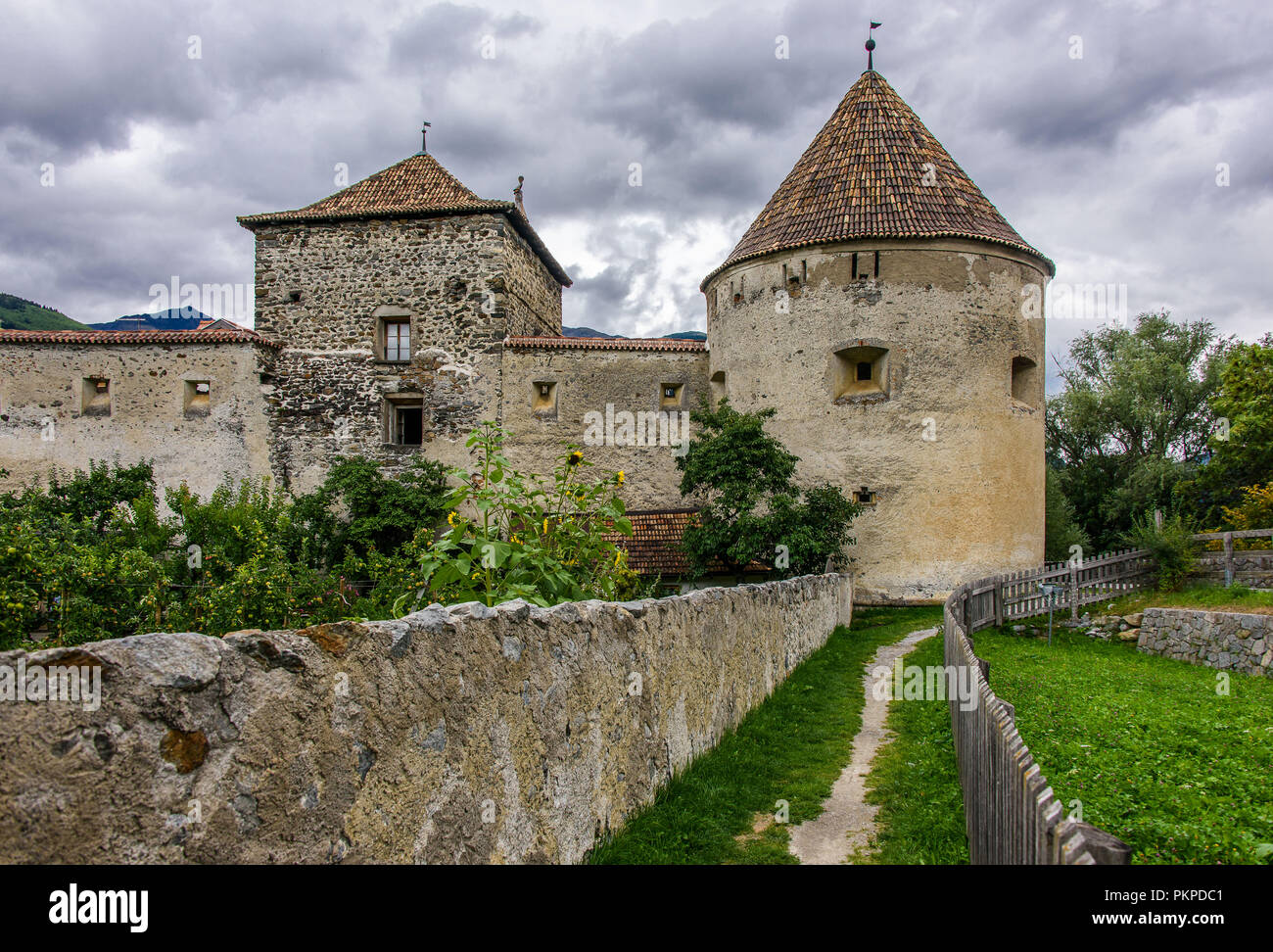 Medieval ramparts hi-res stock photography and images - Alamy