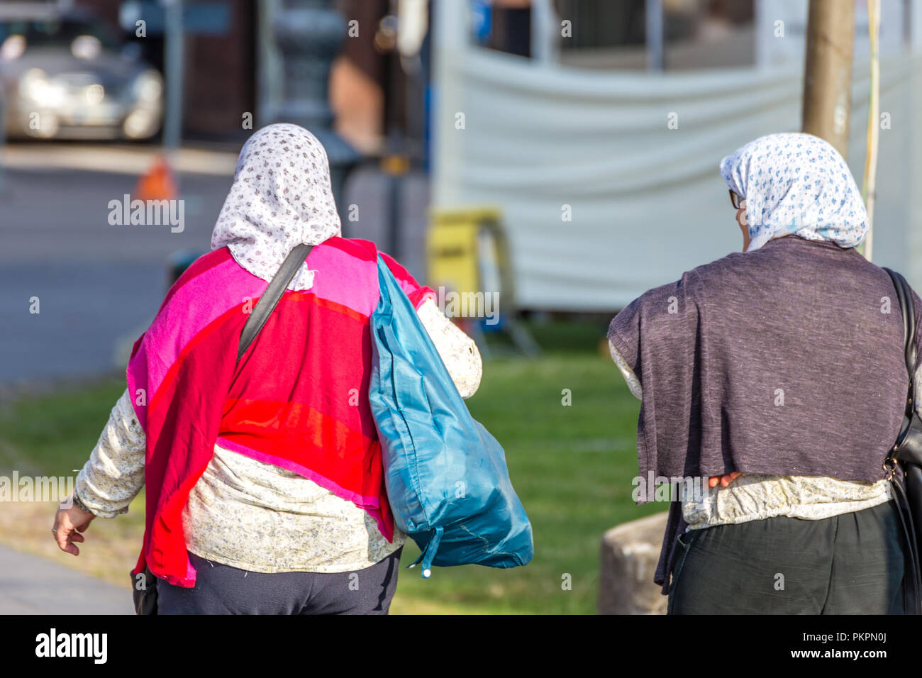 Arab women walking hi-res stock photography and images - Alamy