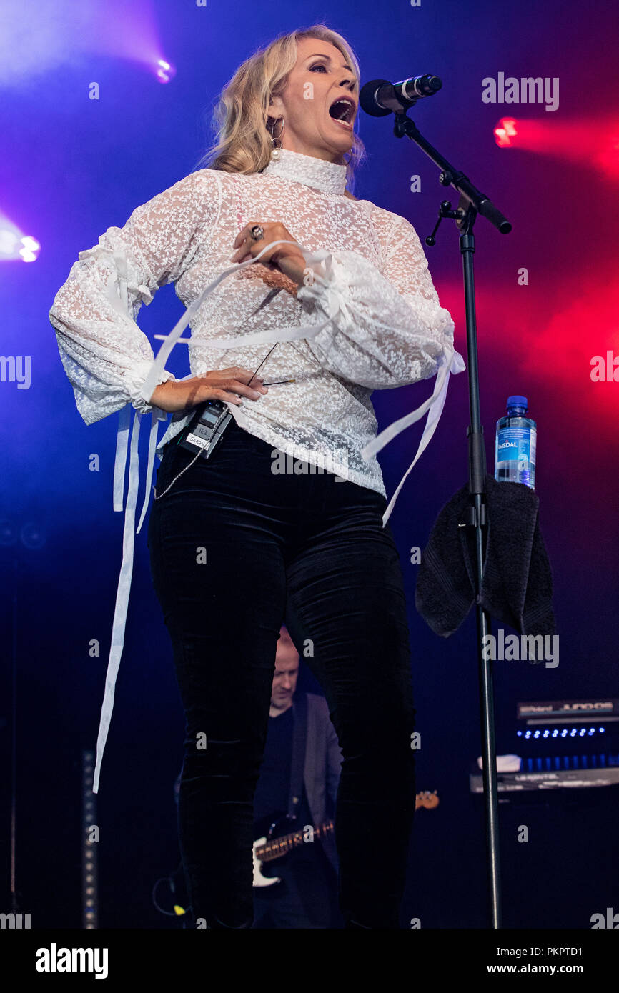 Singer sara dallin hi-res stock photography and images - Alamy