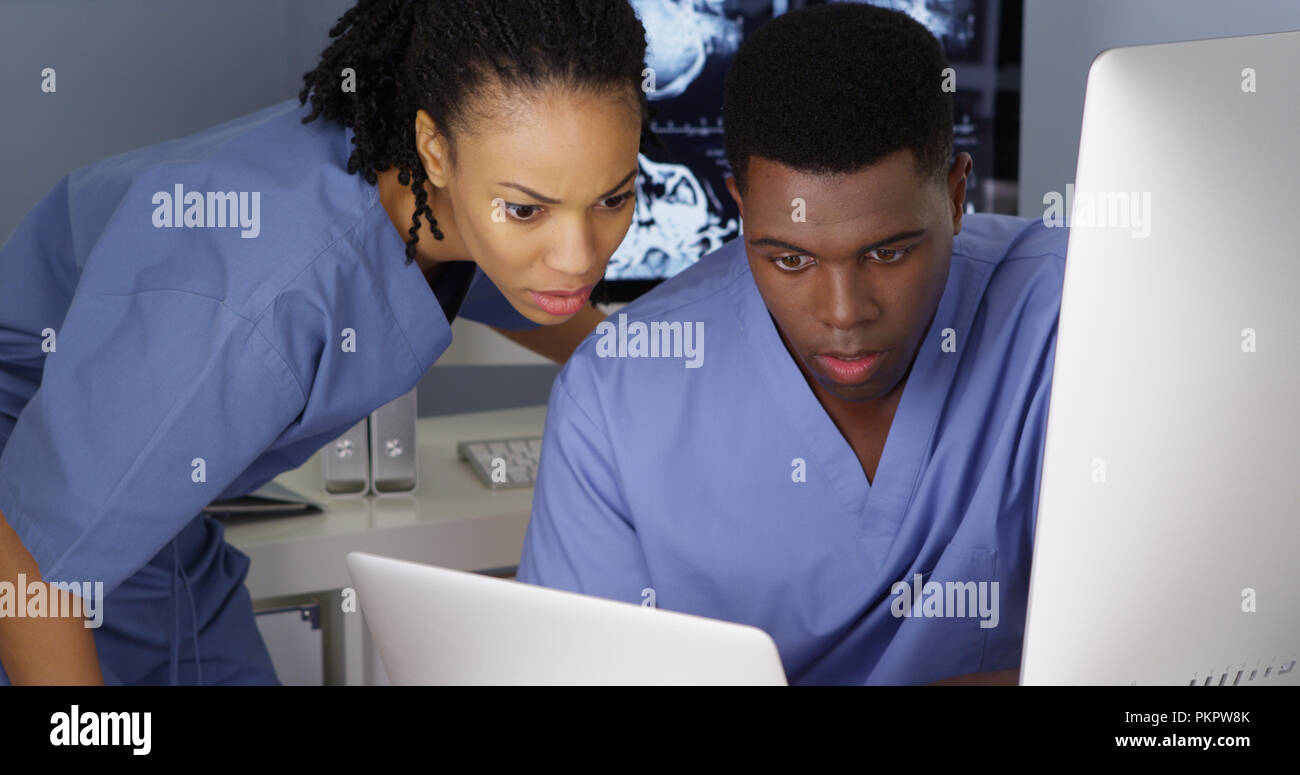 Doctors and nurses at computers hi-res stock photography and images - Alamy
