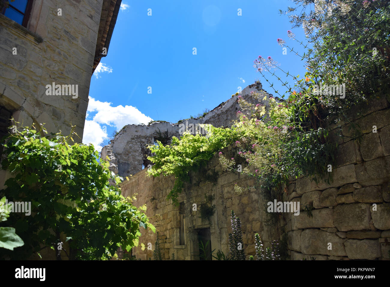 The village of Oppede, with the ruins of Oppede-le-Vieux overlooking it ...