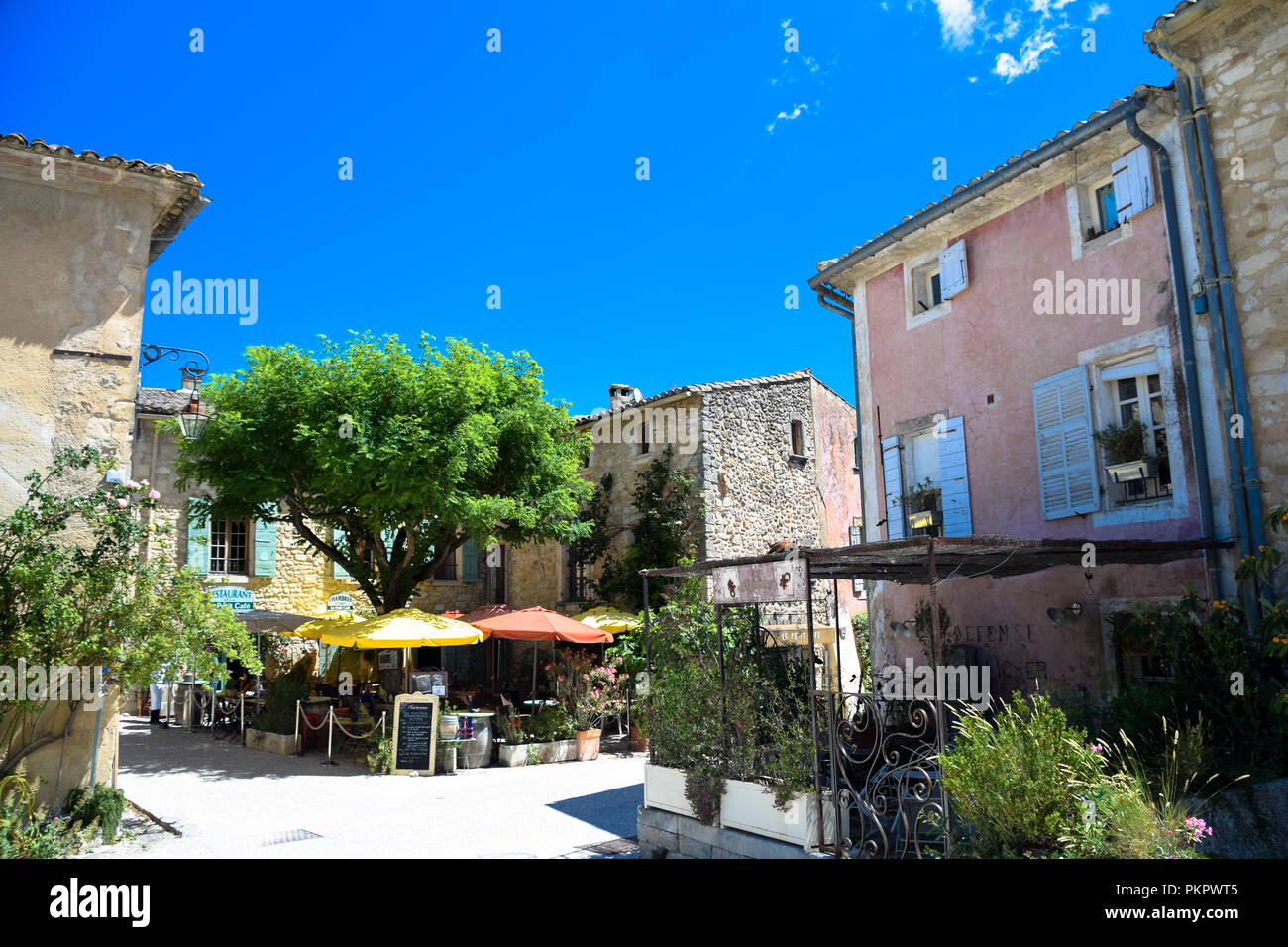 The village of Oppede, with the ruins of Oppede-le-Vieux overlooking it ...