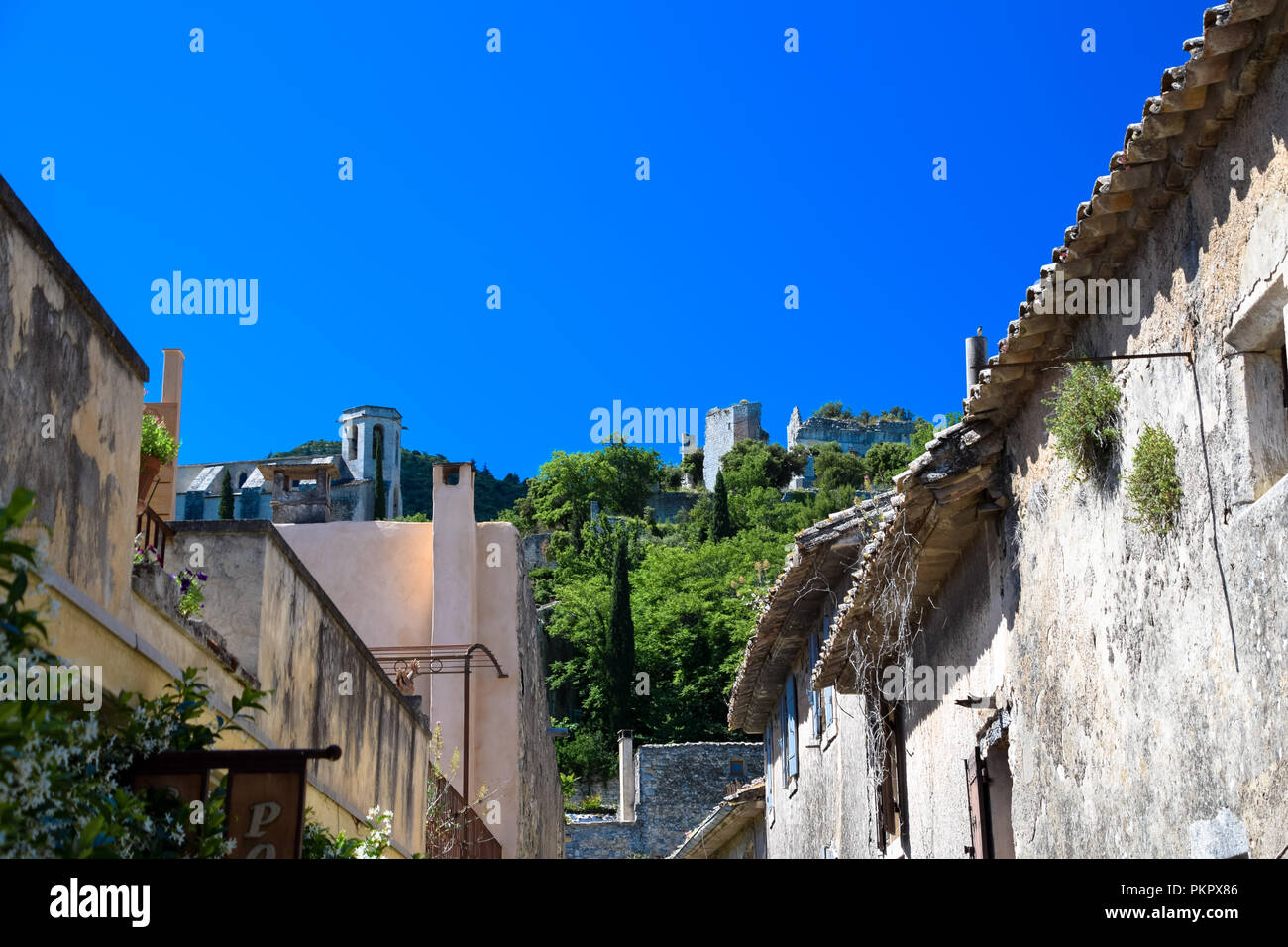 The village of Oppede, with the ruins of Oppede-le-Vieux overlooking it ...