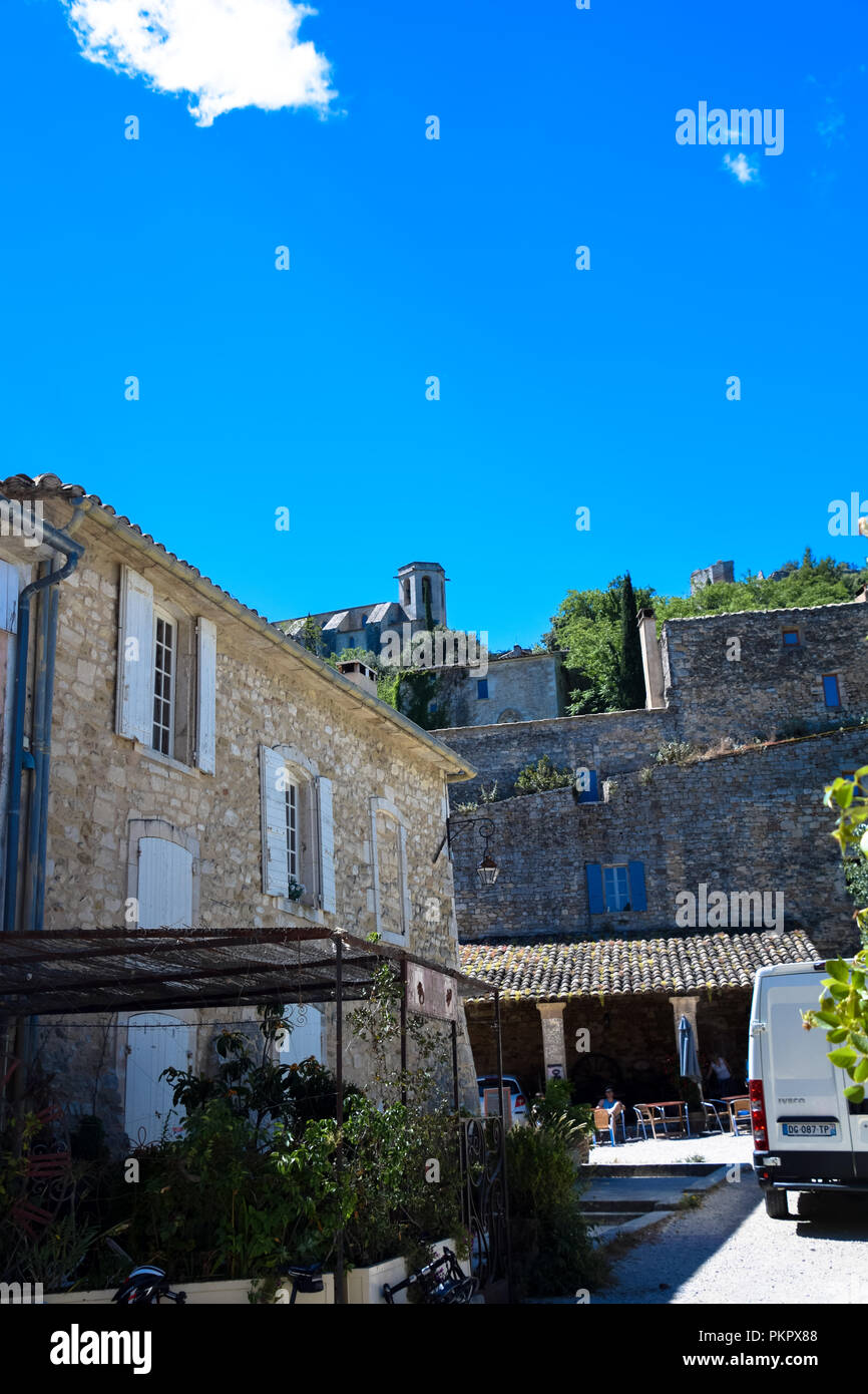 The village of Oppede, with the ruins of Oppede-le-Vieux overlooking it ...