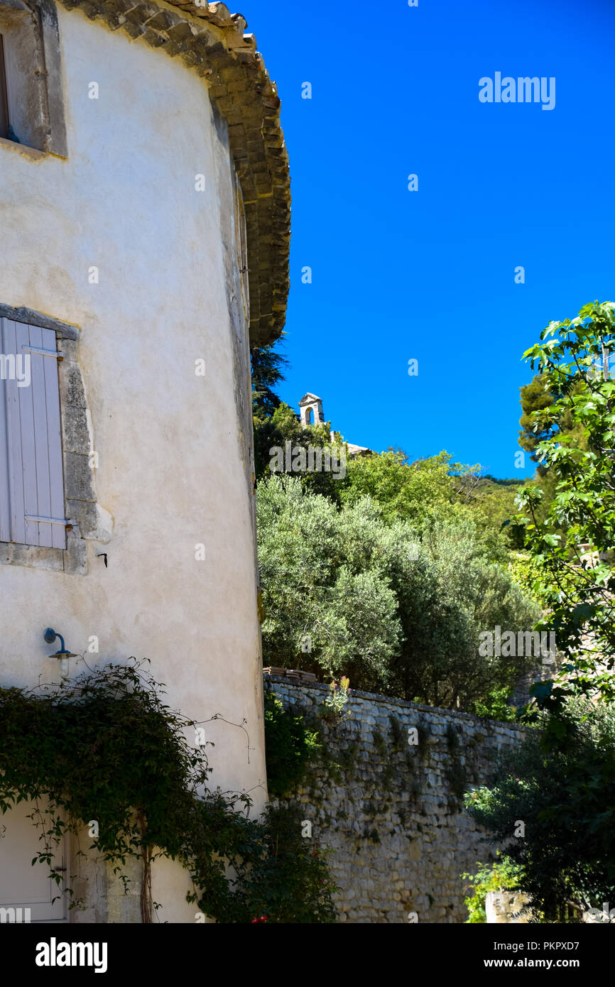 Views of the streets, arches, architecture, walls and village of Oppede ...